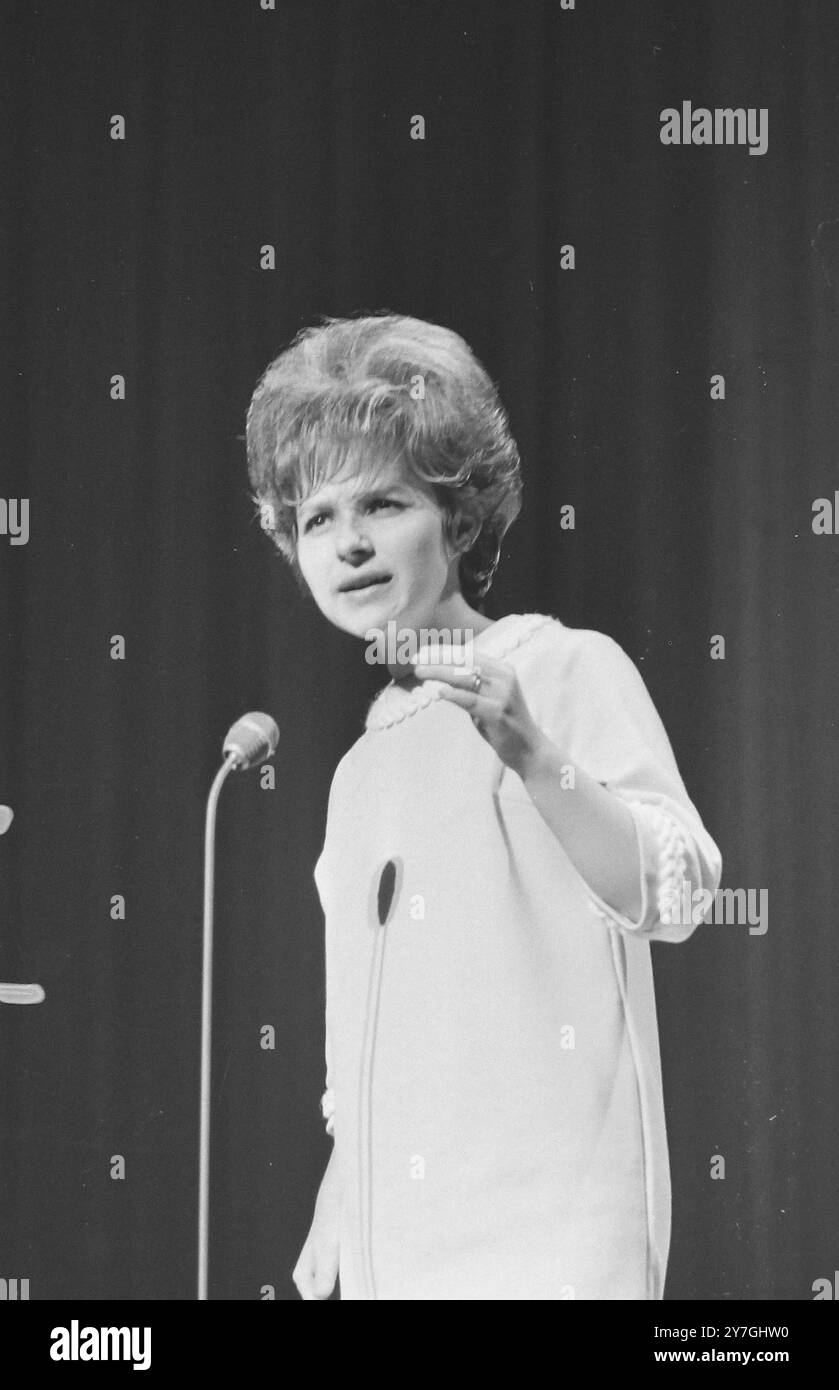 AMERICAN SINGER BRENDA LEE ALONE IN LONDON / ; 1 NOVEMBER 1964 Stock ...