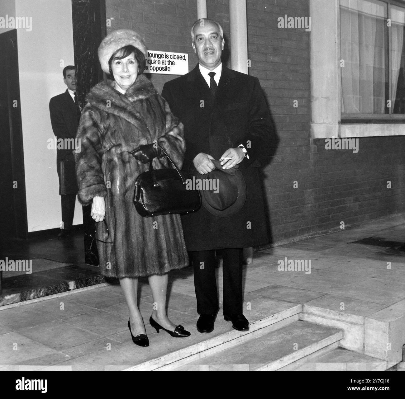 JORGE MANTILLA ORTEGA J M WITH WIFE IN LONDON / ; 30 OCTOBER 1964 Stock Photo - Alamy