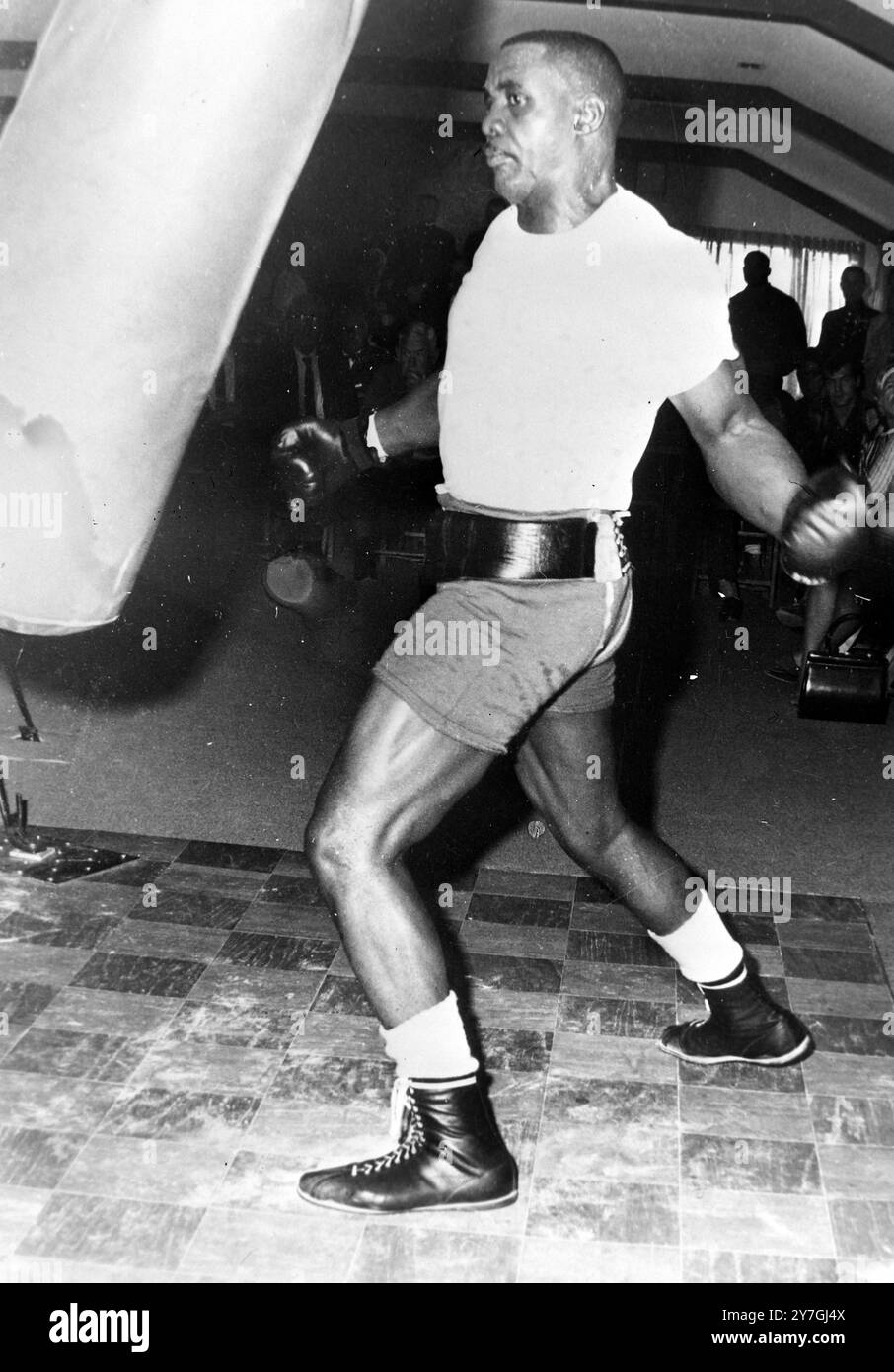 BOXING CHAMPION SONNY LISTON WITH LEE WILLIAMS IN TRAINING IN PLYMOUTH ...