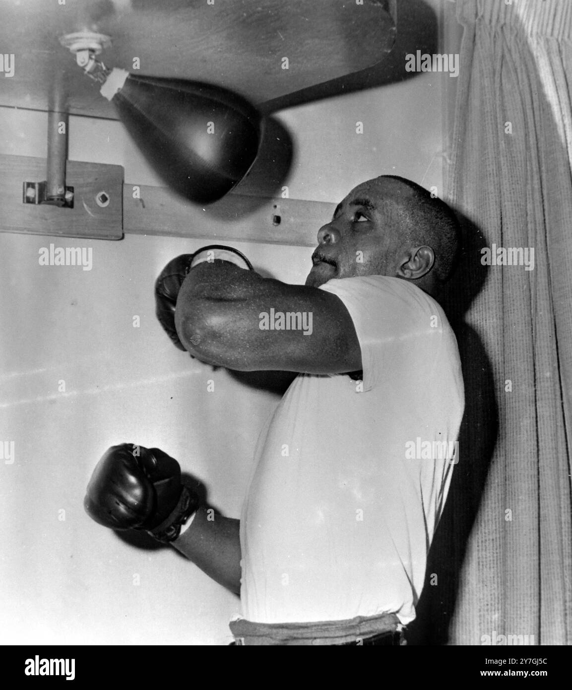 BOXING CHAMPION SONNY LISTON WITH LEE WILLIAMS IN TRAINING IN PLYMOUTH ...