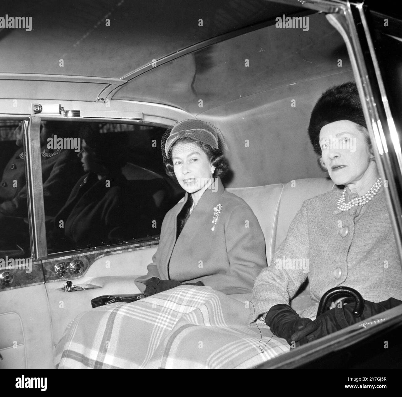 QUEEN ELIZABETH II AT EUSTON STATION IN LONDON ; 30 OCTOBER 1964 Stock ...