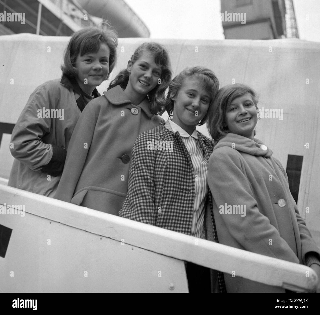 SOUTH AFRICAN SCHOO GIRLS IN SOUTHAMPTON ; 29 OCTOBER 1964 Stock Photo ...