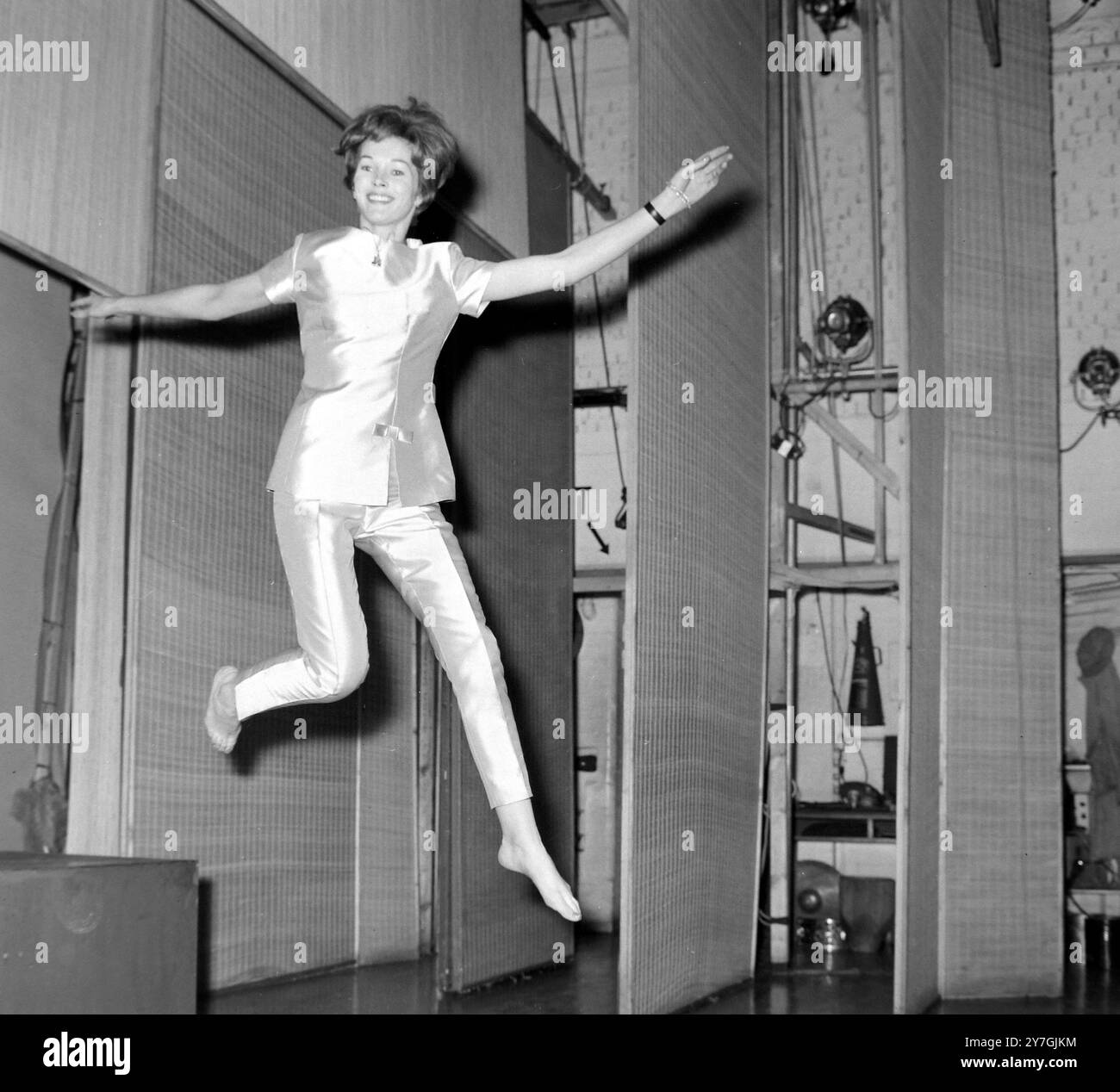 ACTRESS DAWN ADDAMS IN LONDON ; 27 OCTOBER 1964 Stock Photo - Alamy