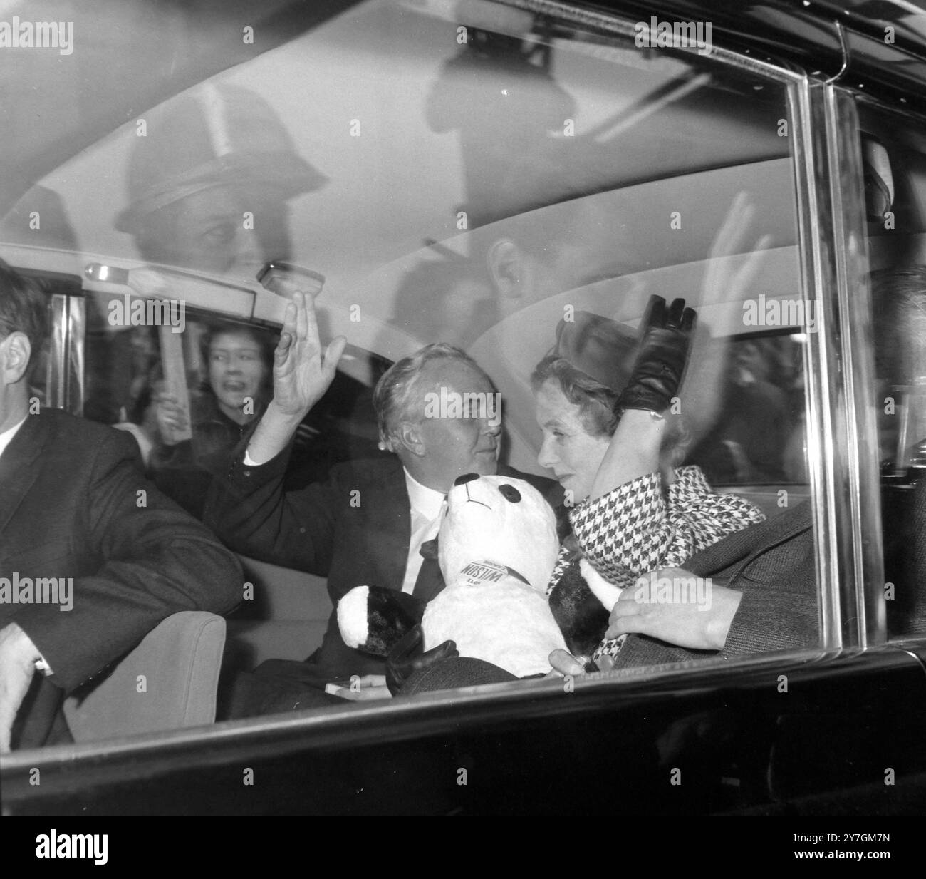 GENERAL ELECTIONS HAROLD WILSON AND WIFE IN LONDON ; 16 OCTOBER 1964 ...