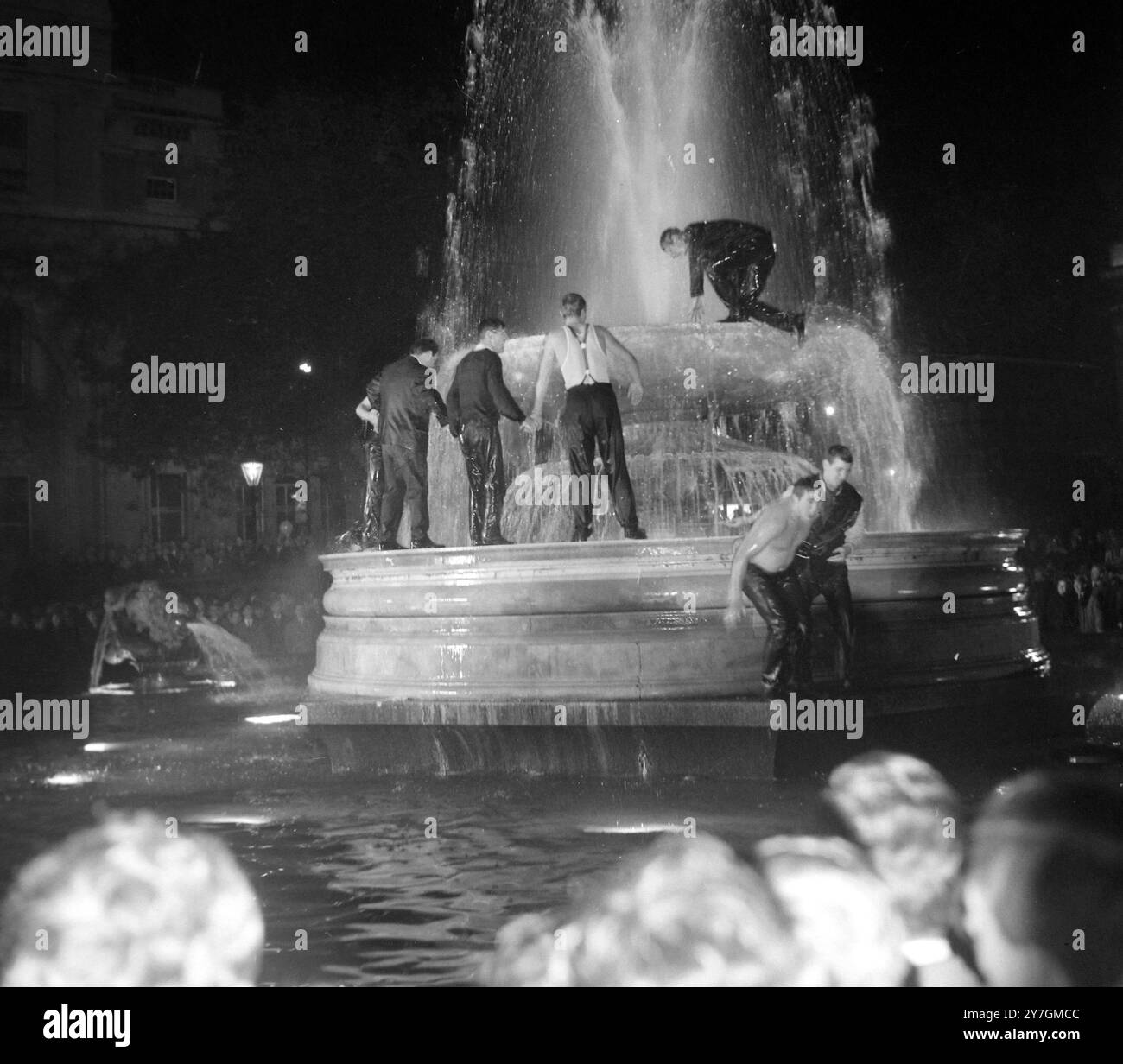 GENERAL ELECTIONS SCENE IN TRAFALGAR SQUARE IN LONDON ; 15 OCTOBER 1964 ...