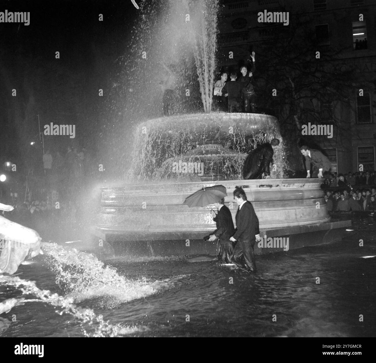 GENERAL ELECTIONS SCENE IN TRAFALGAR SQUARE IN LONDON ; 15 OCTOBER 1964 ...
