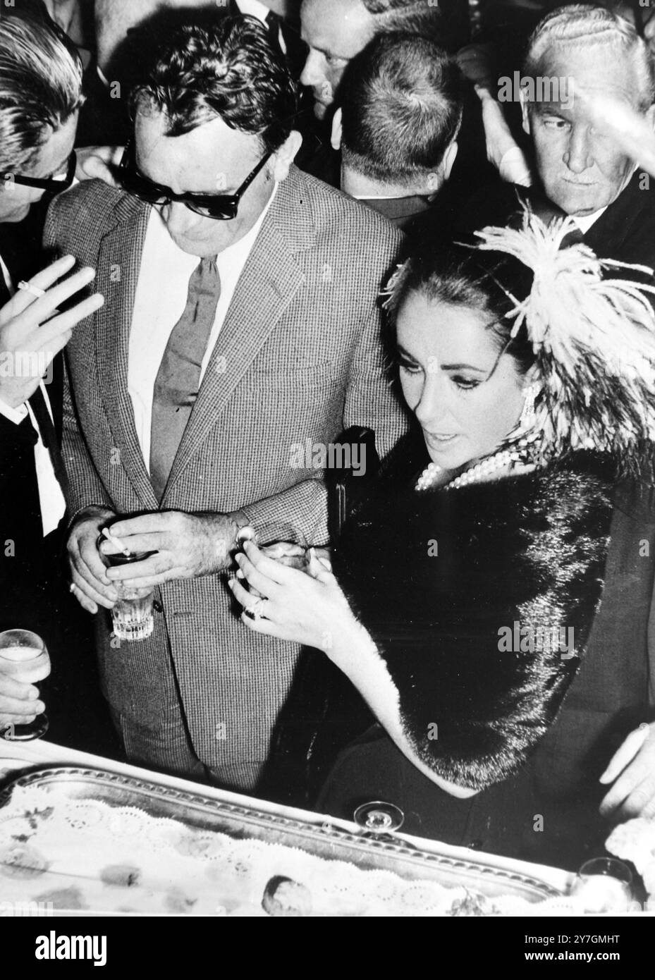 Elizabeth taylor paris 1964 Black and White Stock Photos & Images - Alamy