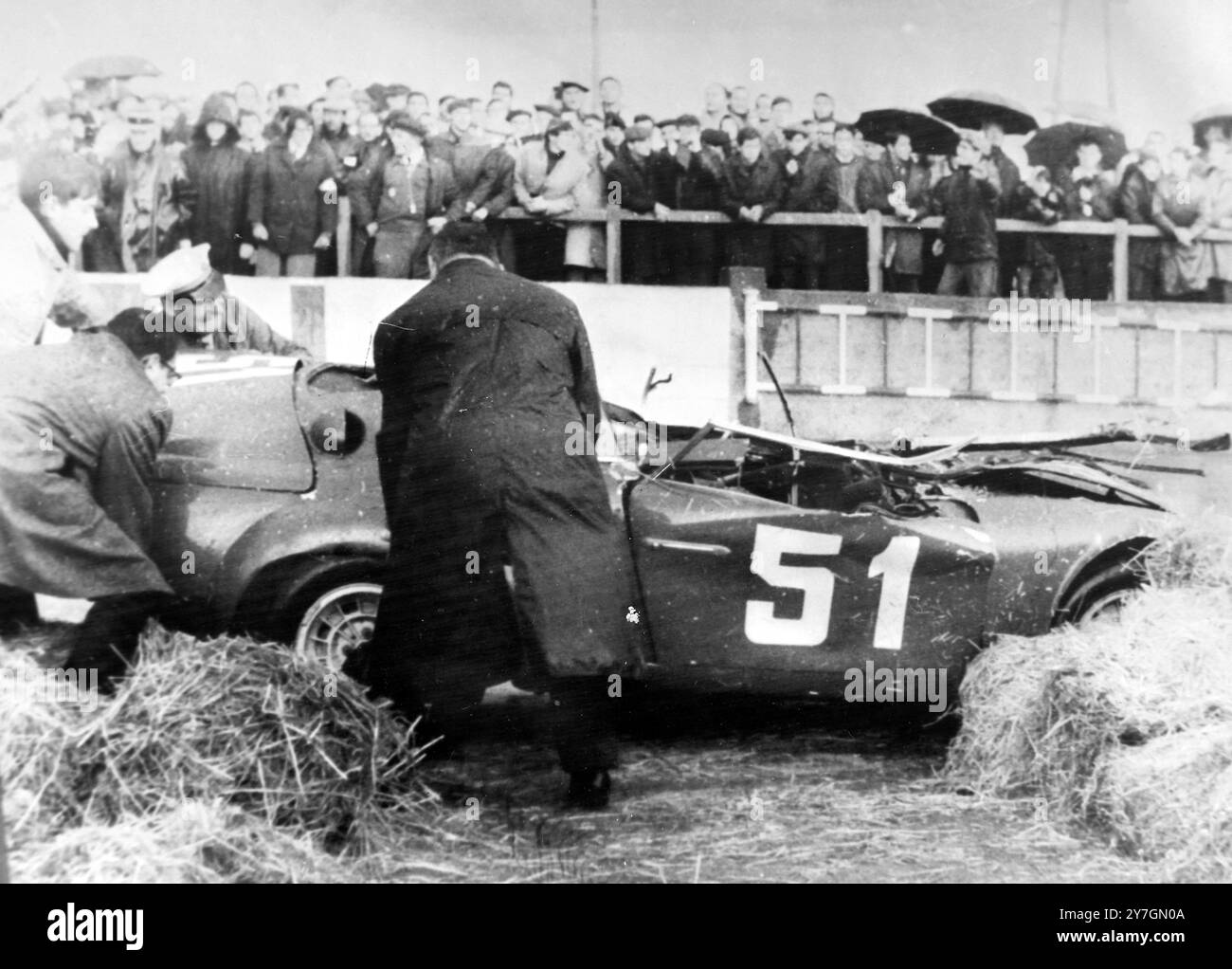 MOTOR CRASH OFFICIALS STRUGGLE PATRIA CAR PATRIA FOUR DEAD 3 OFFICIALS ...