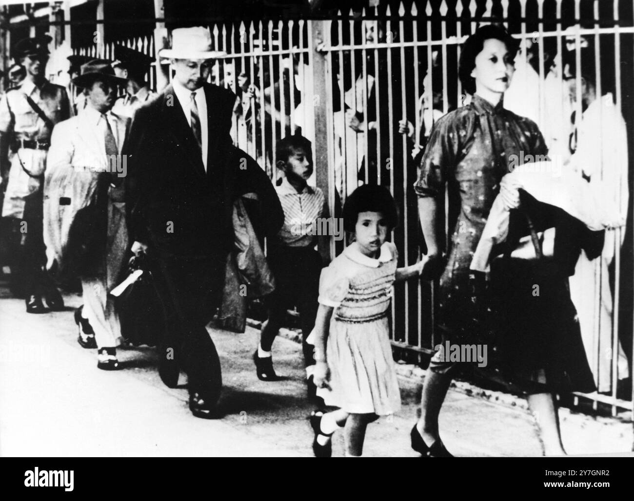 CHINA'S ATOM BOMB EXPERT HSUE-SHEN TSIEN SCIENTIST AND WIFE & CHILDREN ...