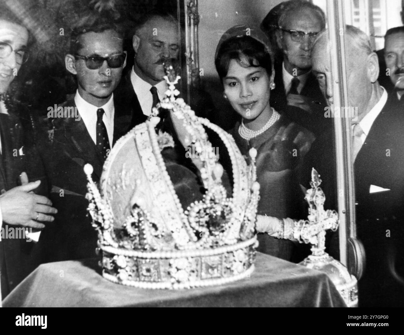 QUEEN OF THAILAND SIRIKIT WITH KING BHUMIPOL IN VIENNA ; 2 OCTOBER 1964 ...