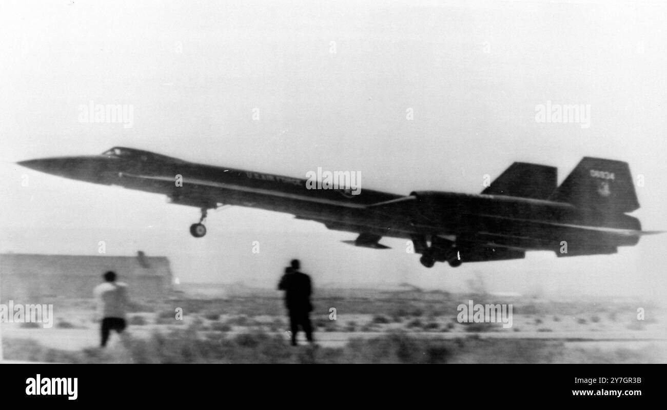 THE LOCKHEED YF-12A - 2000 MPH PLANE IN ACTION IN CALIFORNIA / ; 1 ...