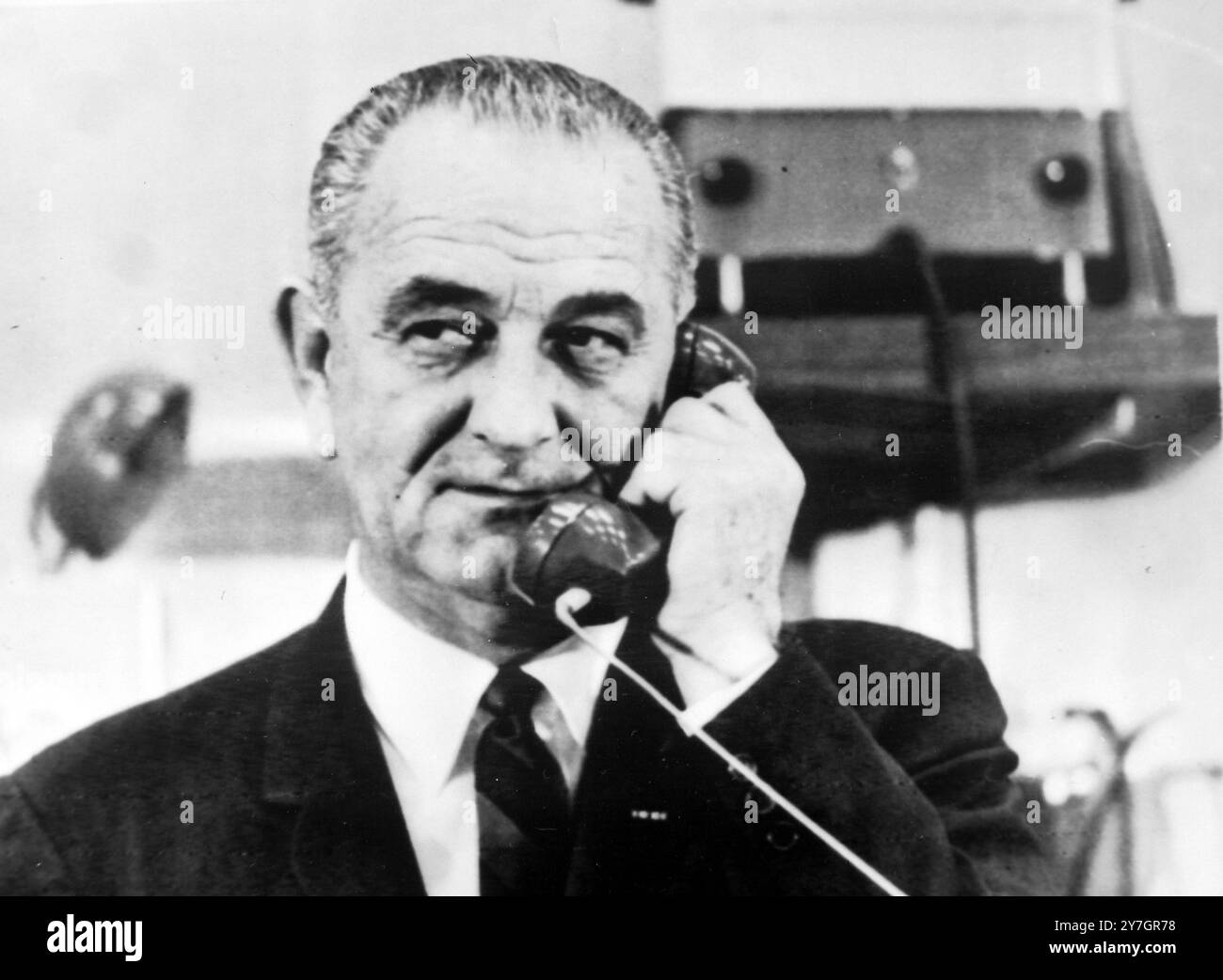 US AMERICAN PRESIDENT LYNDON B JOHNSON ON THE RED TELEPHONE ; 30 ...