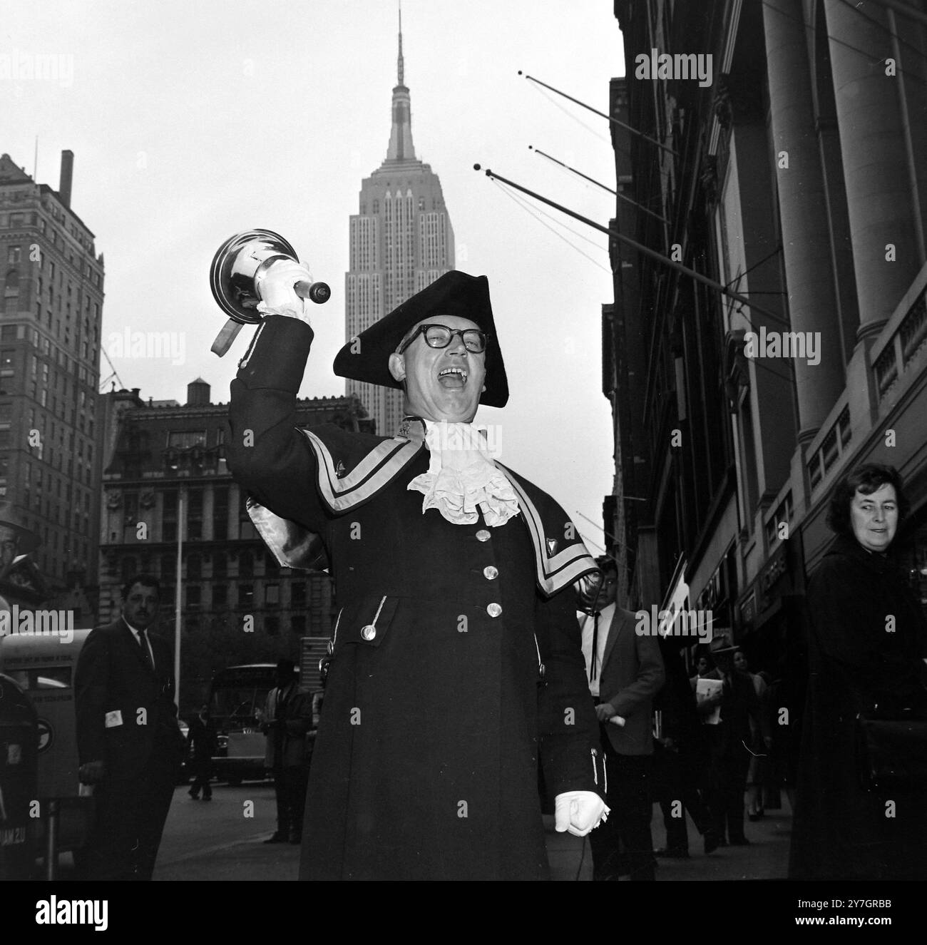 ALFRED HOWARD TOWN CRIER IN NEW YORK / ; 29 SEPTEMBER 1964 Stock Photo ...