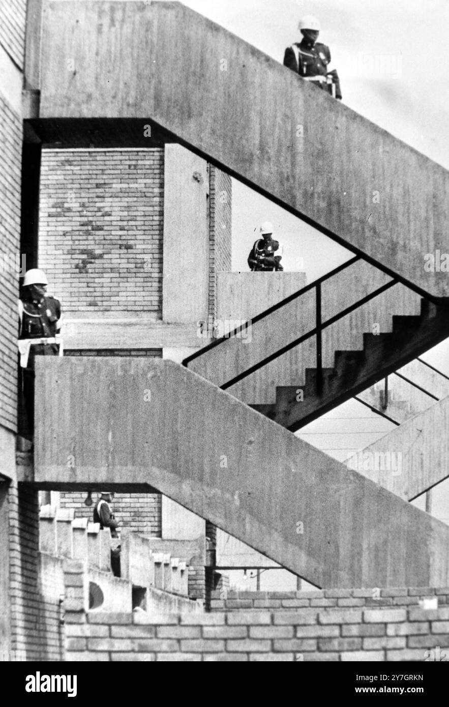 VERTICAL SECURITY - POLICE OFFICER IN BOGOTA, COLOMBIA ; 28 SEPTEMBER ...
