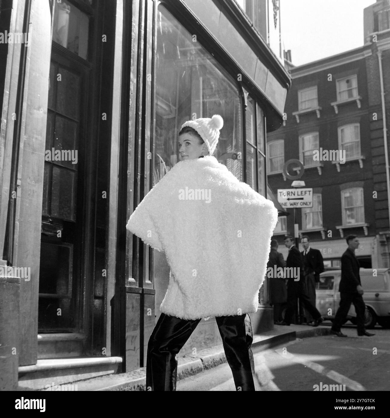 SHEEN DIANA MODELS PONCHO ; 23 SEPTEMBER 1964 Stock Photo - Alamy