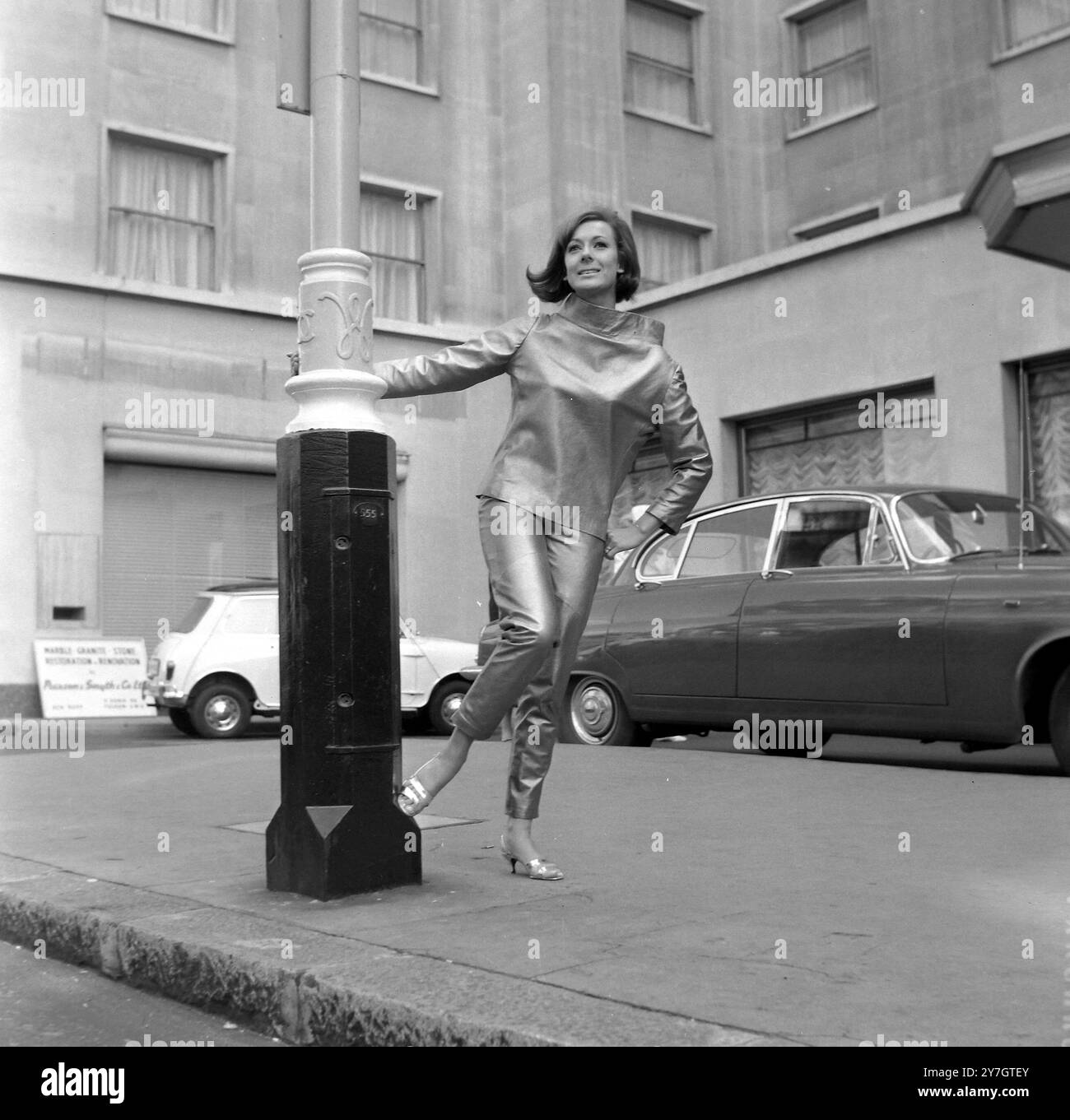 CLARK ANGELA MODEL NINA RICCI FOR FASHION SHOW / ; 22 SEPTEMBER 1964 ...