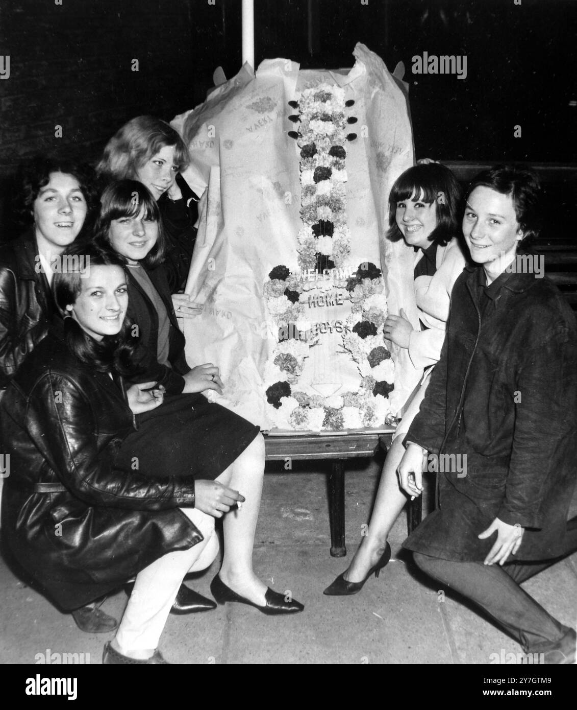 THE BEATLES FANS WAITING AT LONDON AIRPORT BEATLEMANIA ; 22 SEPTEMBER ...