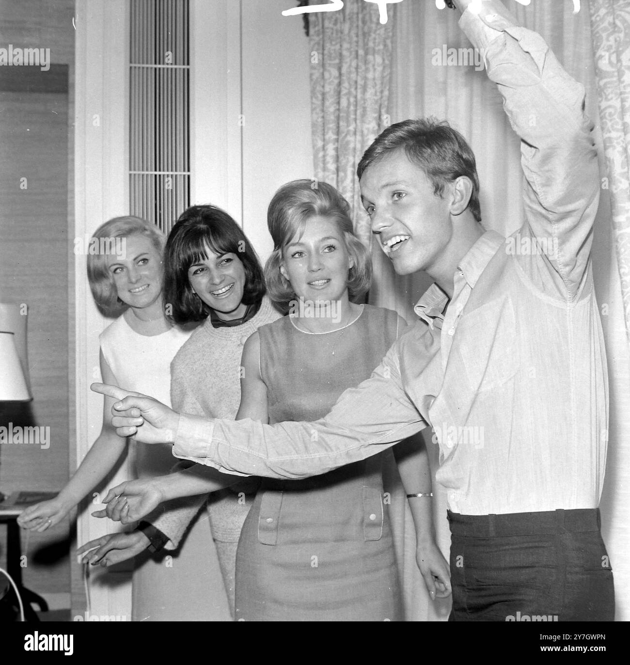 FRANK ALAMO WITH GIRLS IN LNDON ; 15 SEPTEMBER 1964 Stock Photo - Alamy