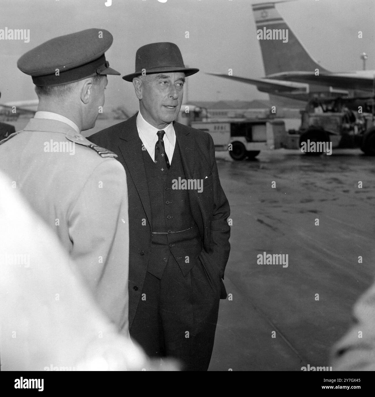 LORD MOUNBATTEN AT LONDON AIRPORT ; 14 SEPTEMBER 1964 Stock Photo - Alamy