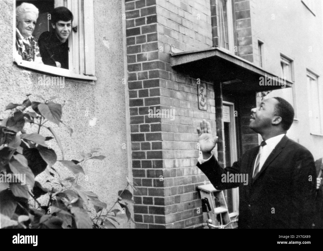 MARTIN LUTHER KING AT BERLIN WALL WITH GROSSMANN FAMILY / ; 13 ...