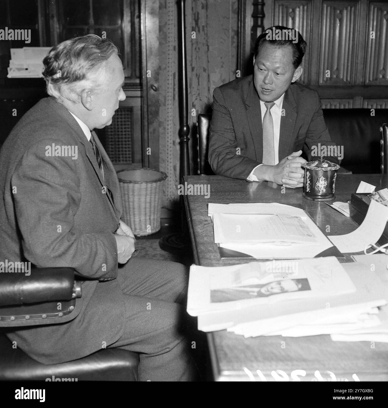 HAROLD WILSON WITH PREMIER OF SINGAPORE LEE KUAN YEW IN LONDON ; 12 ...