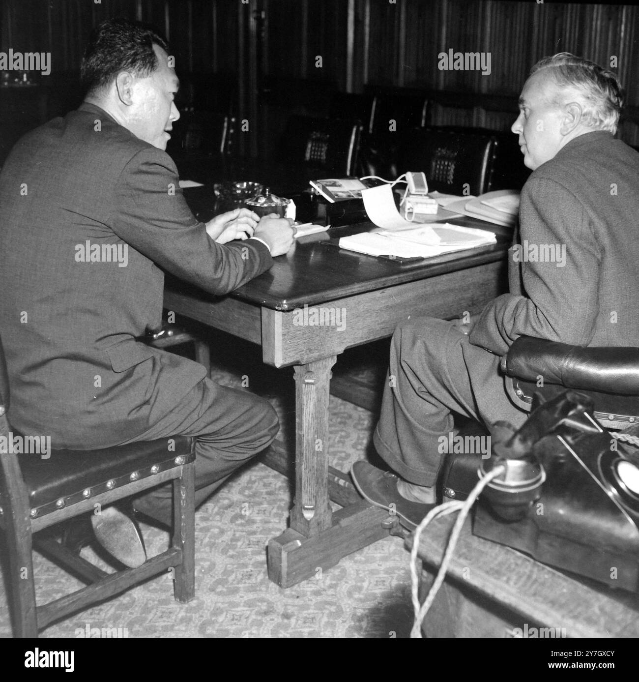 HAROLD WILSON WITH PREMIER OF SINGAPORE LEE KUAN YEW IN LONDON ; 12 ...