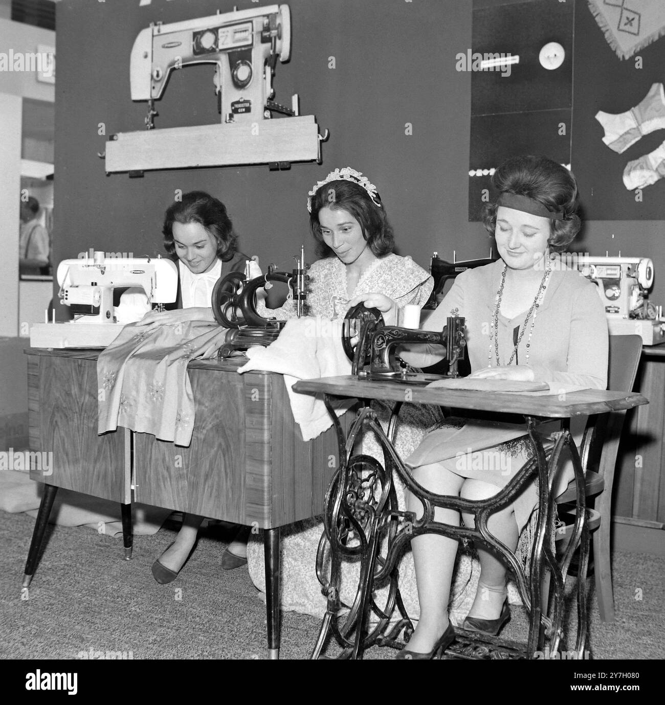 PAT HUBER AT SEWING MACHINE EXHIBITION IN LONDON ; 10 SEPTEMBER 1964 ...