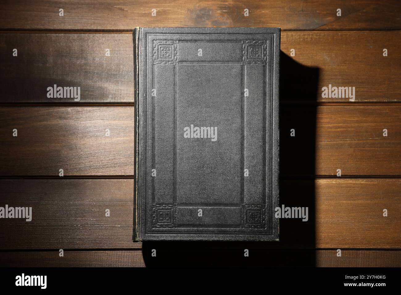 Closed bible hi-res stock photography and images - Alamy