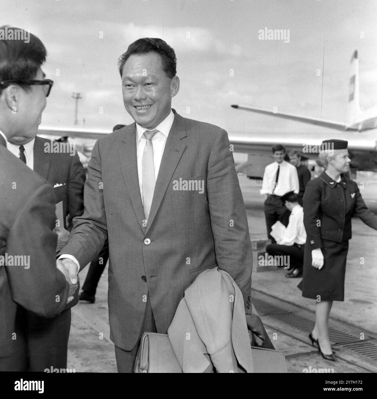 LEE KUAN YEW PRIME MINISTER OF SINGAPORE AT LONDON AIRPORT ; 7 ...