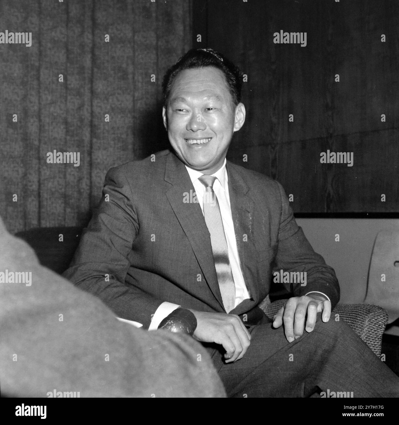 LEE KUAN YEW PRIME MINISTER OF SINGAPORE AT LONDON AIRPORT ; 7 ...