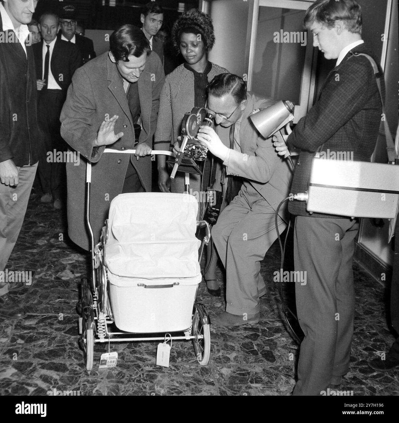 DENNIS HIGGS WITH WIFE HOLLY AND DAUGHTER DAPHNE AT LONDON AIRPORT ...