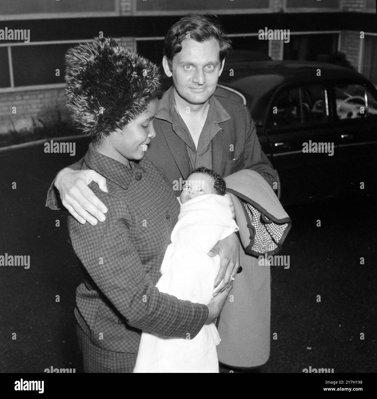 DENNIS HIGGS WITH WIFE HOLLY AND DAUGHTER DAPHNE AT LONDON AIRPORT ...