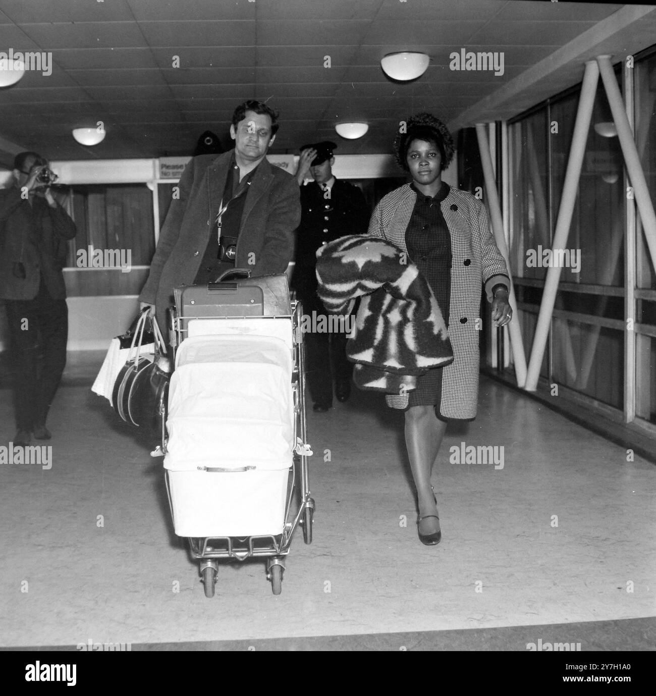 DENNIS HIGGS WITH WIFE HOLLY AND DAUGHTER DAPHNE AT LONDON AIRPORT ...