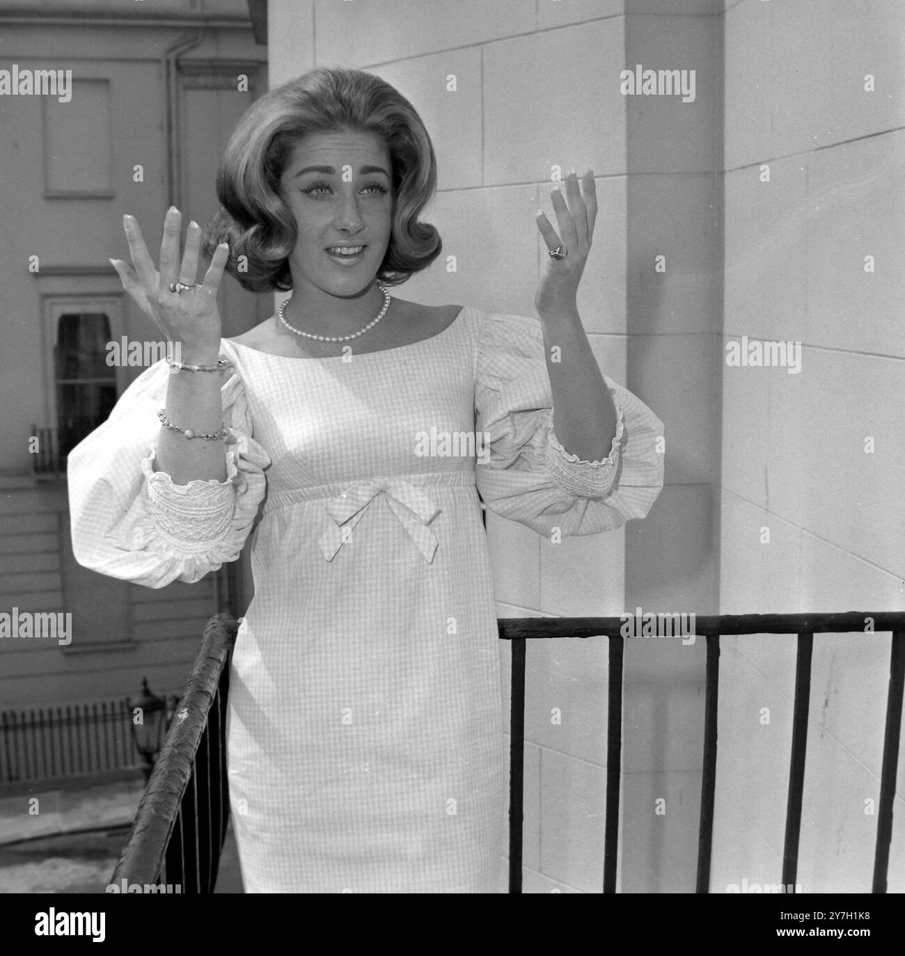 LESLEY GORE SINGER AT RECORDING STUDIO / ; 3 SEPTEMBER 1964 Stock Photo ...