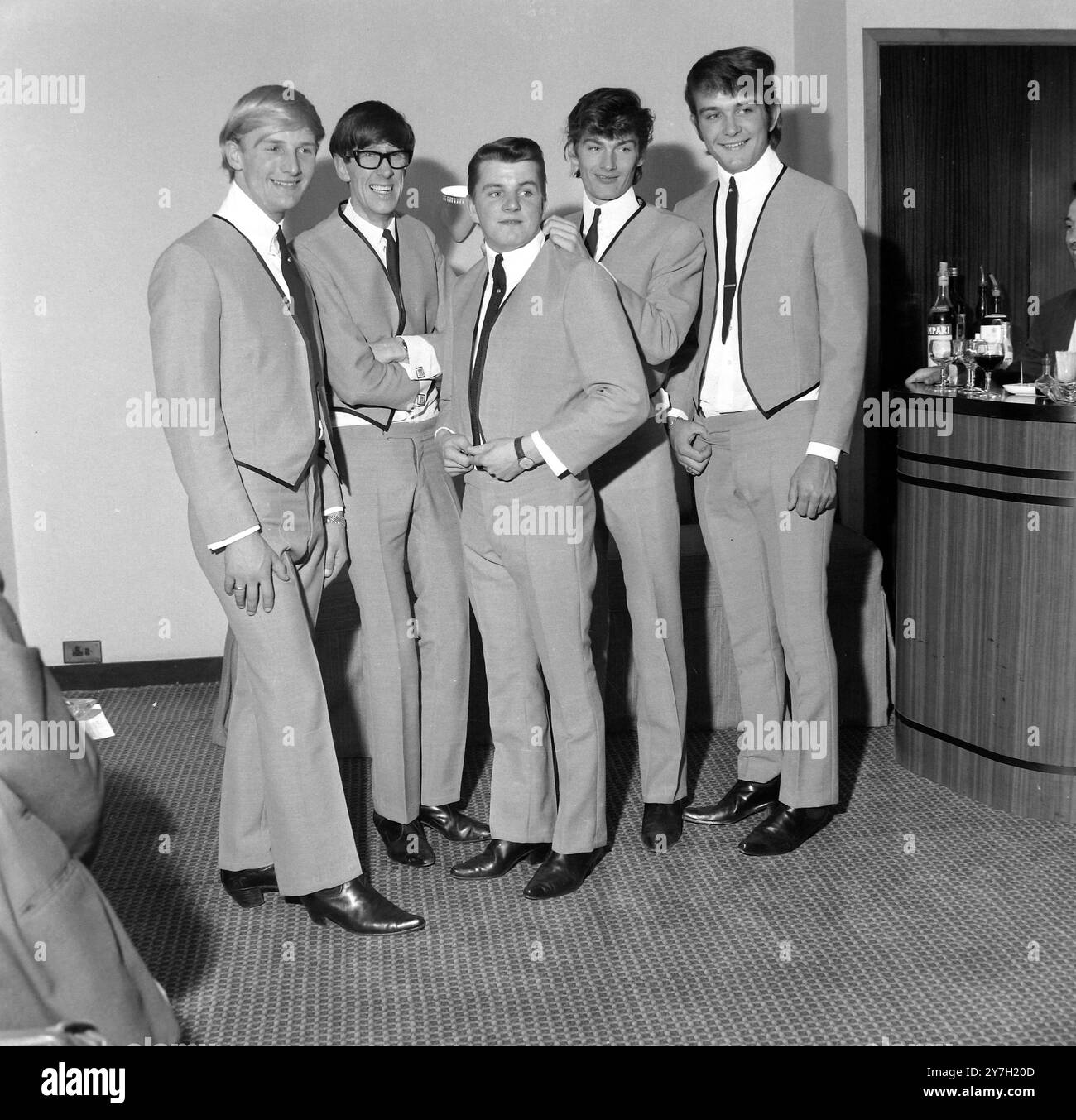 MUSIC POP GROUP THE TAKERS WITH BRIAN JONES, GEOFF NUGENT, JACKIE LOMAX ...