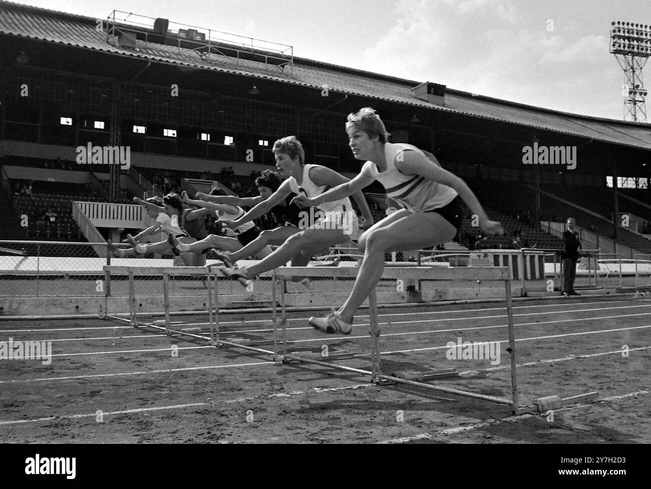 ATHLETICS PRYCE AND MARY RAND 80 M HURDLES ; 29 AUGUST 1964 Stock Photo ...