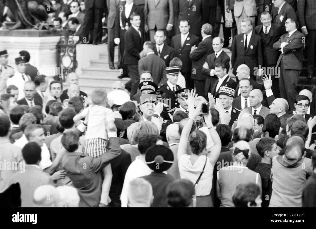 FRENCH PRESIDENT CHARLES DE GAULLE AT LIBERATION OF PARIS CEREMONY ...