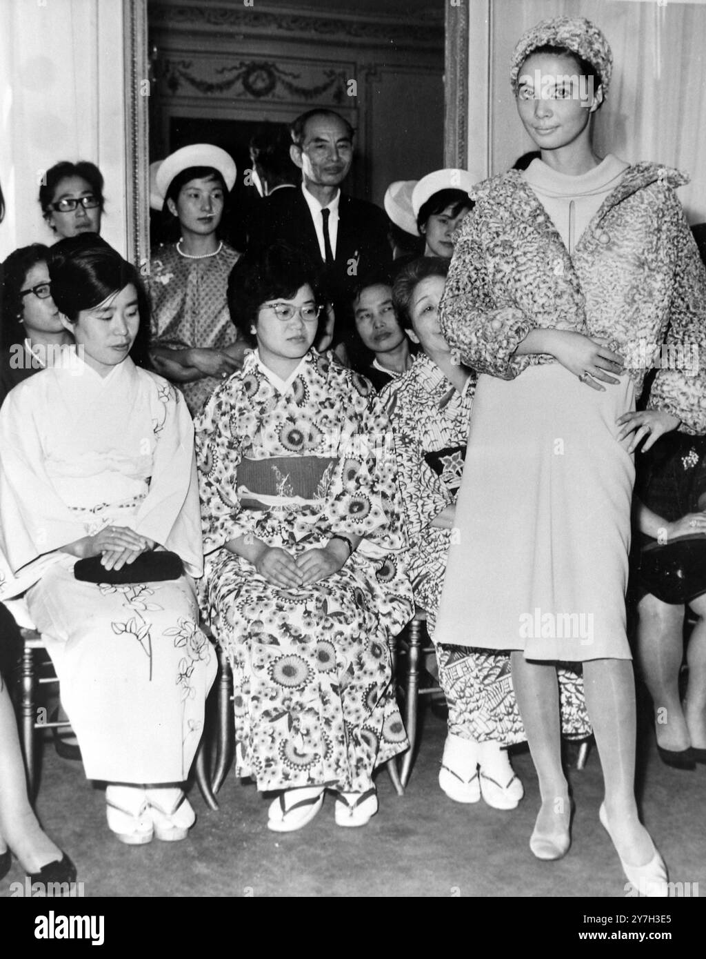 HIROKO MODELS PIERE CARDIN JACKET / ; 25 AUGUST 1964 Stock Photo - Alamy