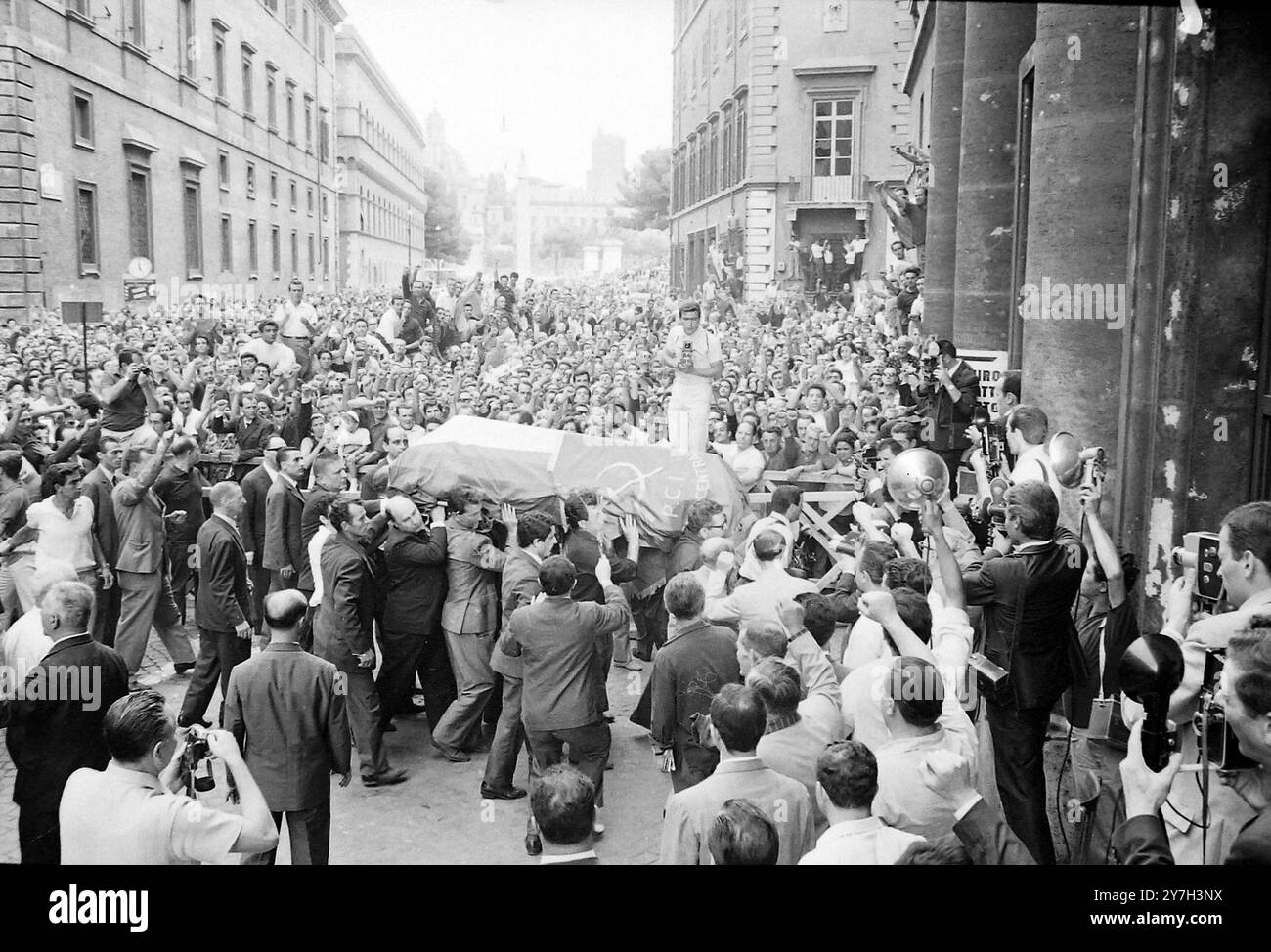 DEATHS TOGLIATTI FUNERAL BIER MOURNERS IN ROME ; 23 AUGUST 1964 Stock ...