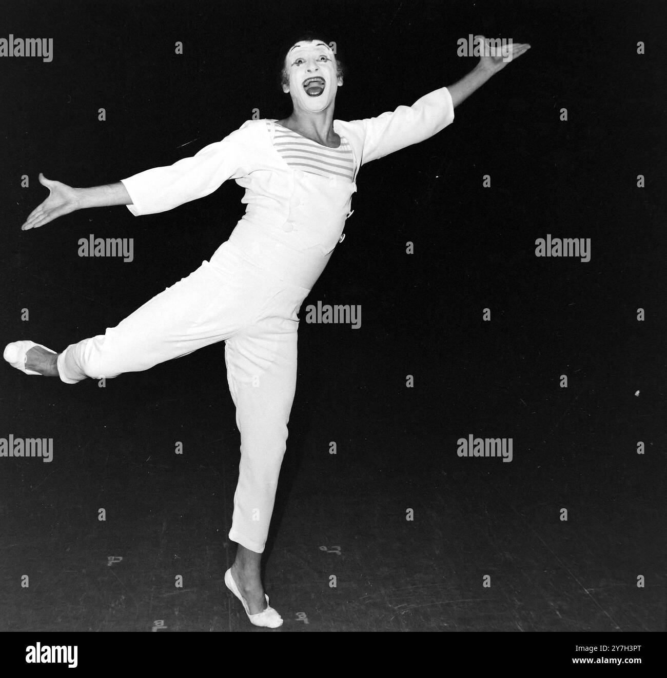 MARCEL MARCEAU MIME EXPERT IN COSTUME / ; 24 AUGUST 1964 Stock Photo ...