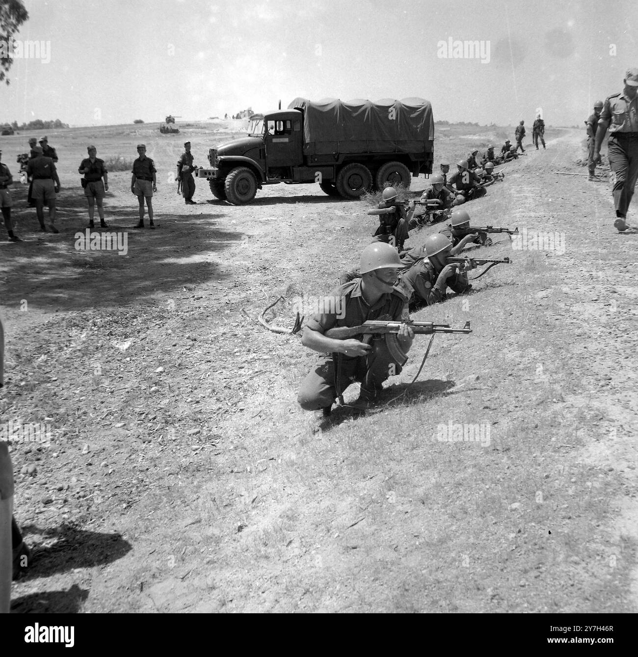 ARMY UN UNITED NATIONS TROOPS CROUCH READY TO GIVE COVERING FIRE IN ...