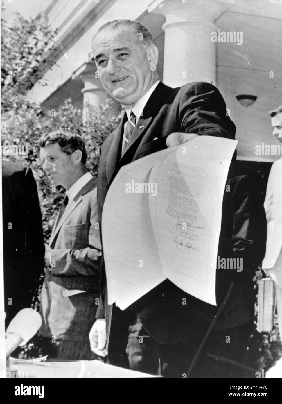 US AMERICAN PRESIDENT LYNDON B JOHNSON WITH BILL WAR AGAINST POVERTY IN ...