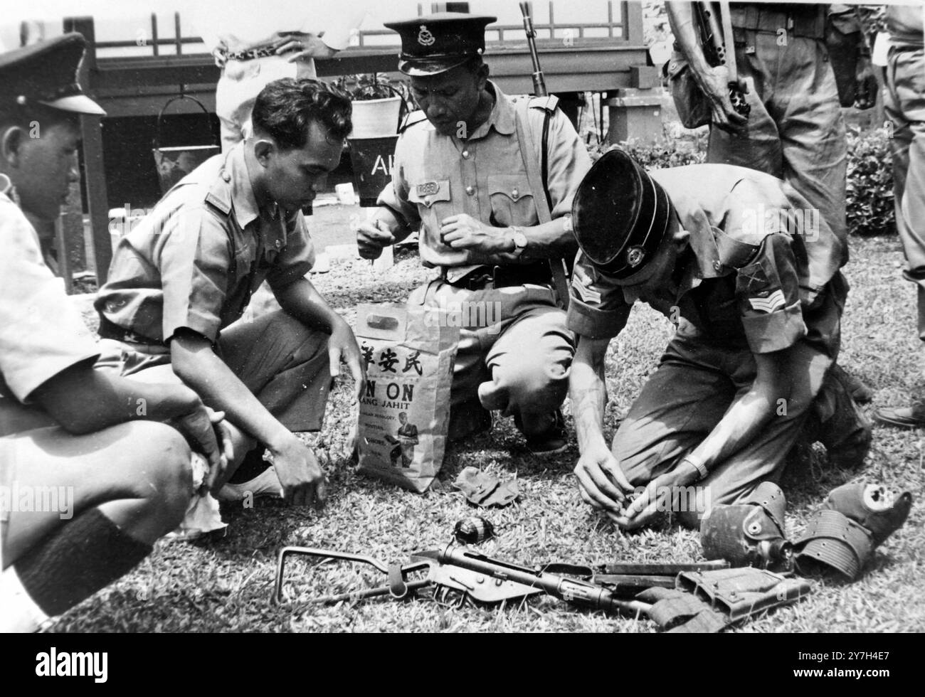 ARMY PERSONNEL EXAMINE WEAPONS IN PONTIAN, MALAYSIA ; 20 AUGUST 1964 ...