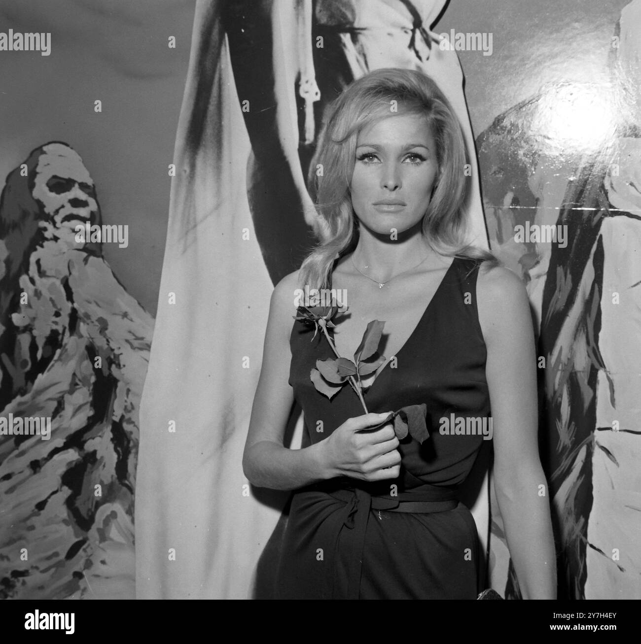 URSULA ANDRESS IN LONDON ; 19 AUGUST 1964 Stock Photo - Alamy