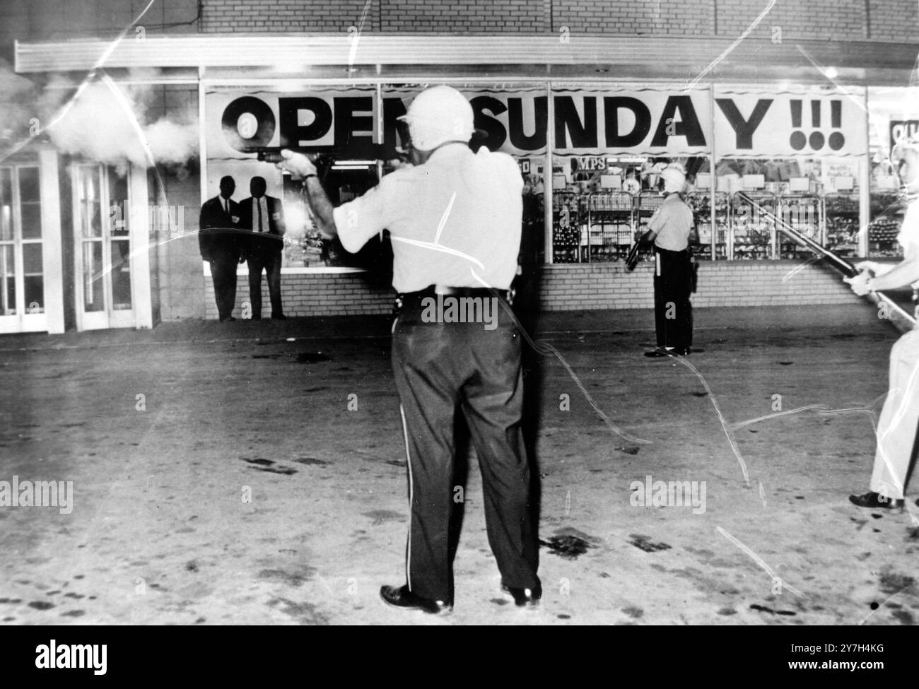 RIOTS CHICAGO POLICEMAN USES TEAR GAS ; 18 AUGUST 1964 Stock Photo - Alamy