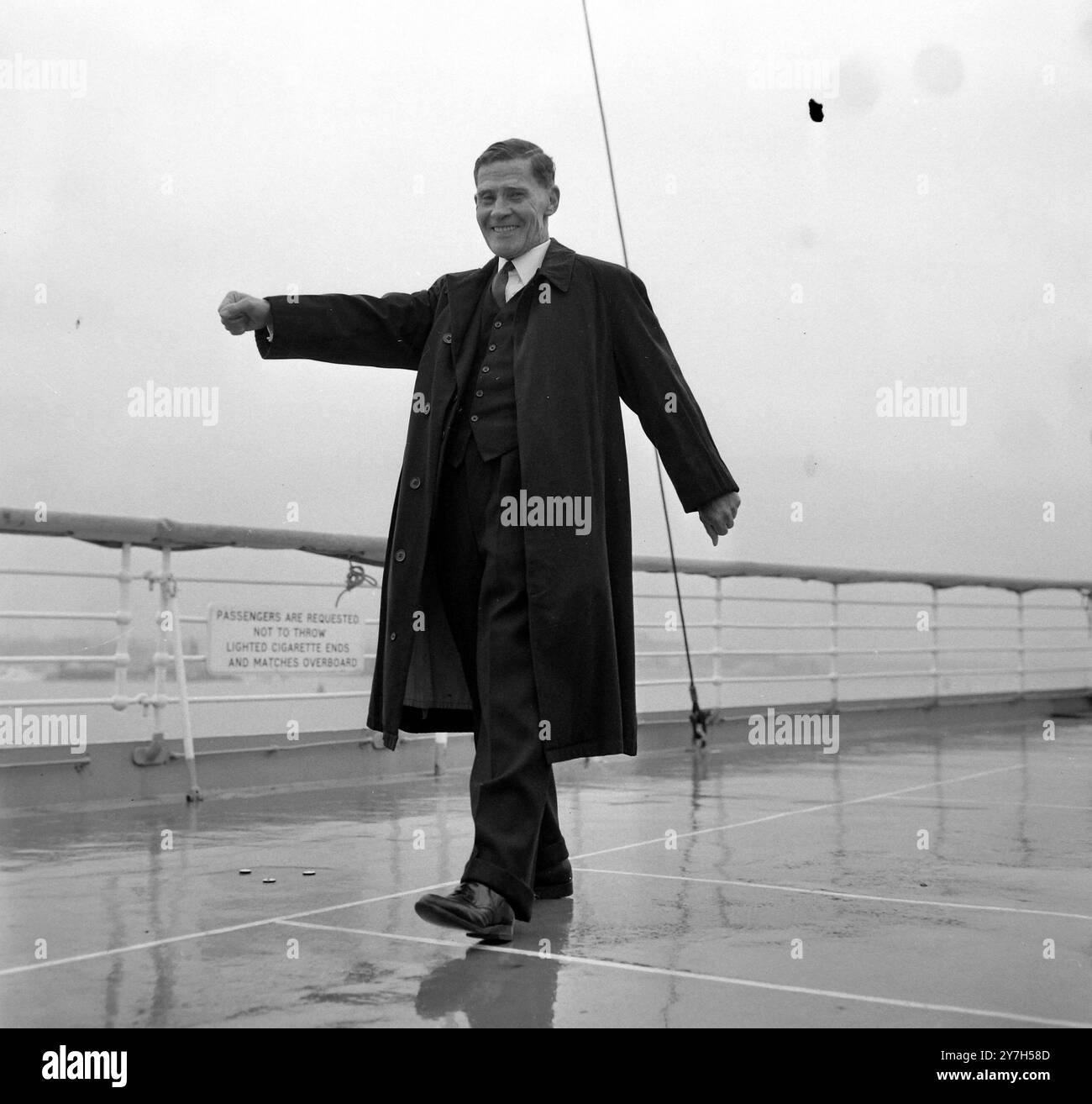 JOHN HUGHES ONE-LEGGED MARATHON WALKER IN SOUTHAMPTON / ; 14 AUGUST ...