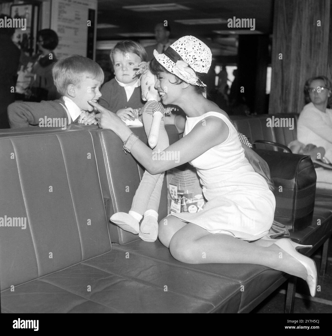 RICHARD MAYNARD 5 YR OLD AND JAPANESE ACTRESS YOKO TANI AT LONDON ...