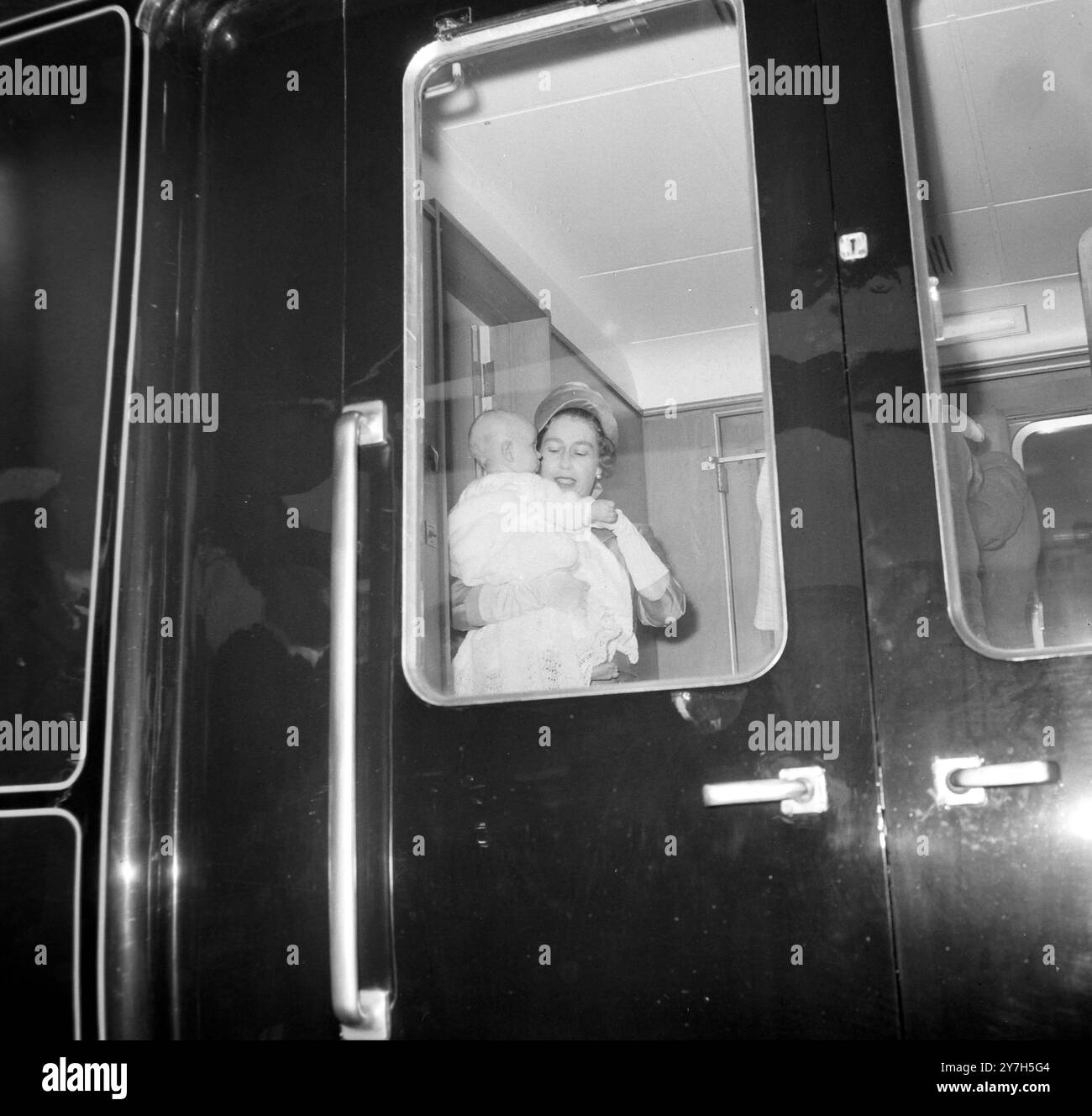 QUEEN ELIZABETH II WITH PRINCE EDWARD AT EUSTON STATION BOARDING TRAIN ...