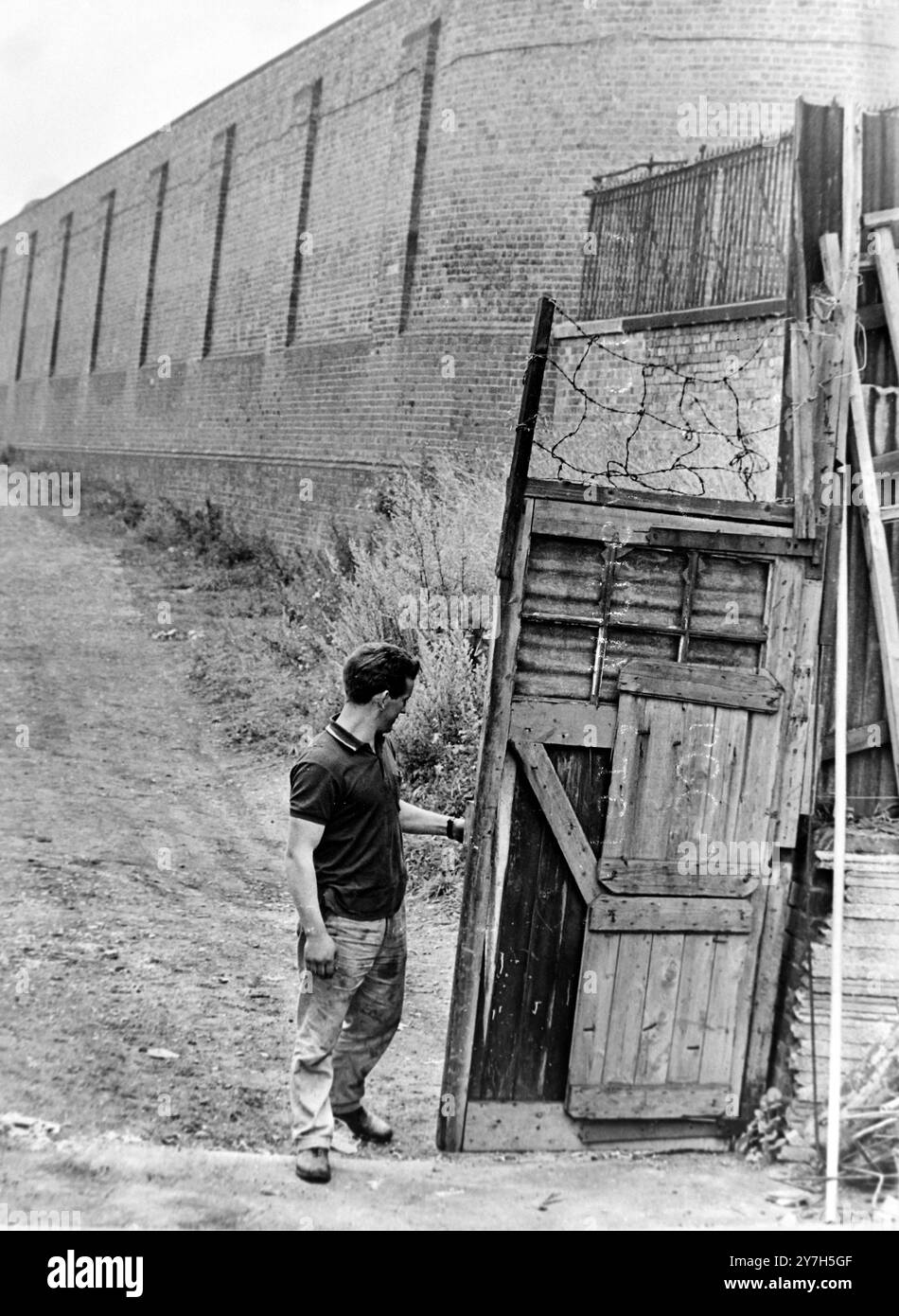LAW & ORDER DOOR OF BUILDERS YARD WHERE CHARLES WILSON ESCAPED IN ...