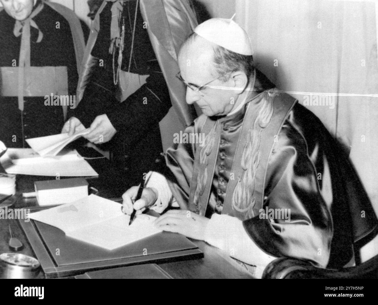 POPE PAUL VI AT HIS DESK IN CASTELGANDOLFO, ITALY ; 10 AUGUST 1964 ...